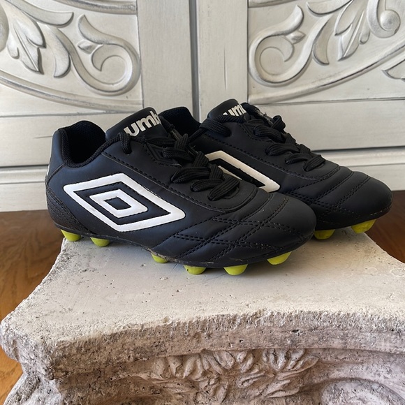 Umbro | Shoes | Umbro Youth Soccer Shoe Size 1 Barley Worn | Poshmark